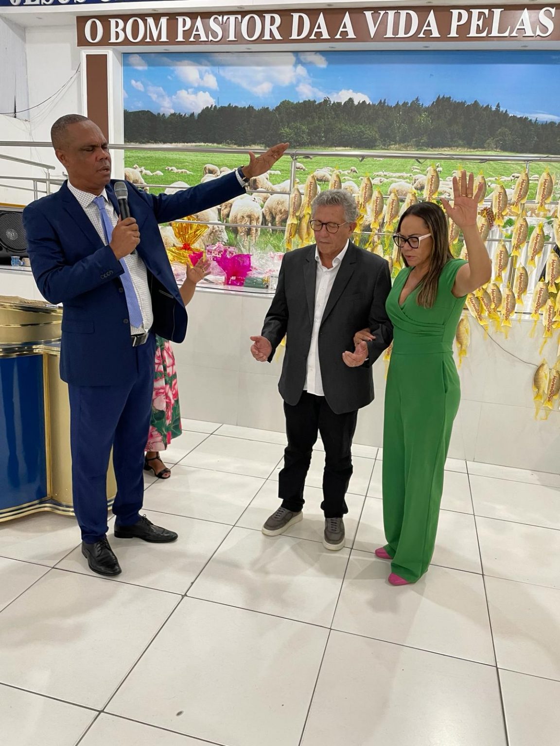 Rui Nunes e esposa acompanham Caetano em visita a Igreja Mundial do poder de Deus - Compartilha ...